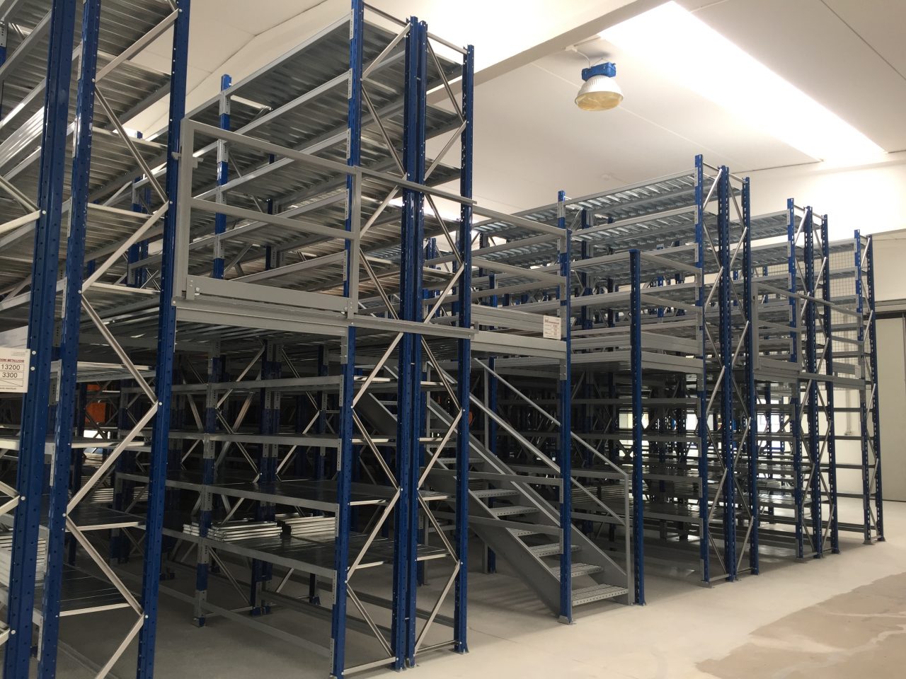 Scaffali metallici a ripiani: cose da sapere